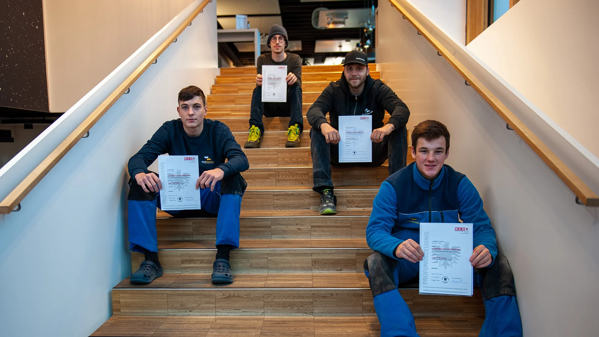 Die Lehrabschlussprüfung in der Tasche - Dorfelektriker in Vorarlberg